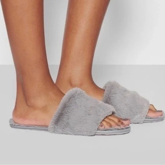 SKIMS | Shoes | Skims Fuzzy Fauxfur Slide Slippers In Gray New | Poshmark